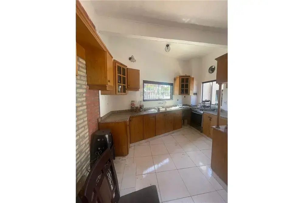 Alquilo Amplia Casa Con Piscina En Loma Pyta. Asunción bienes raíces